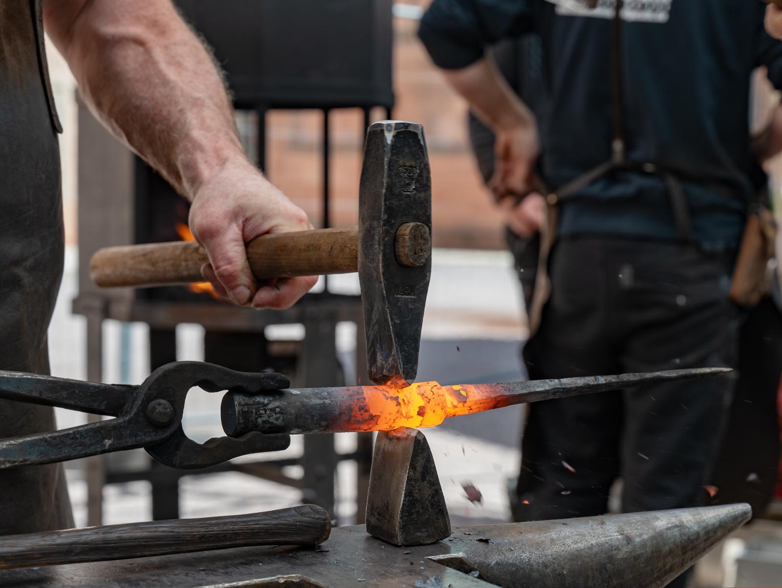 Schmieden für den Frieden am Speyerer Dom - Carl-Reuther-Berufskolleg