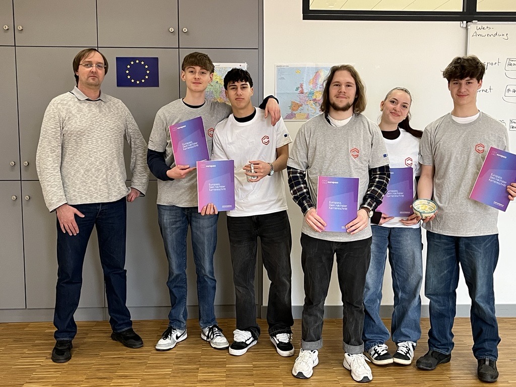 Übergabe der Europässe & Ankunft bunter Keramikschätze - Carl-Reuther ...